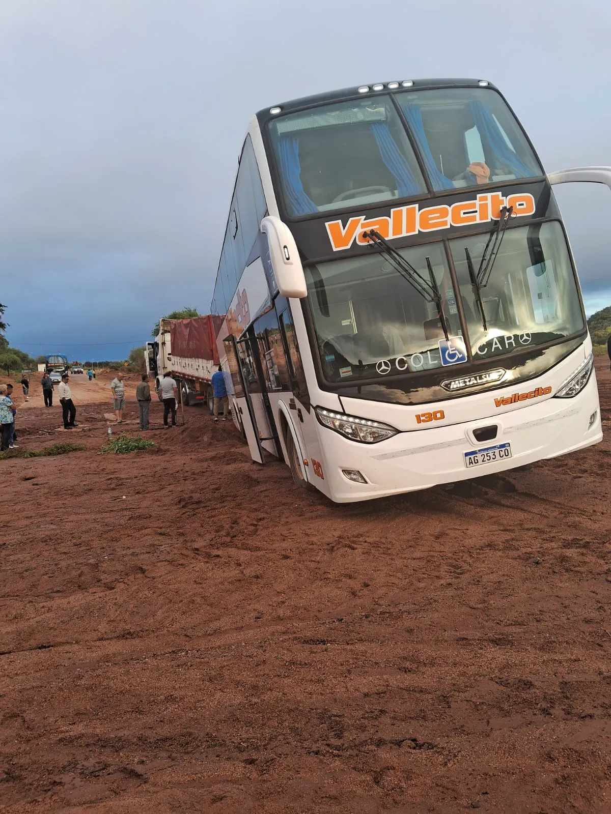El colectivo que viaja desde Valle Fértil a La Rioja quedó varado en ...