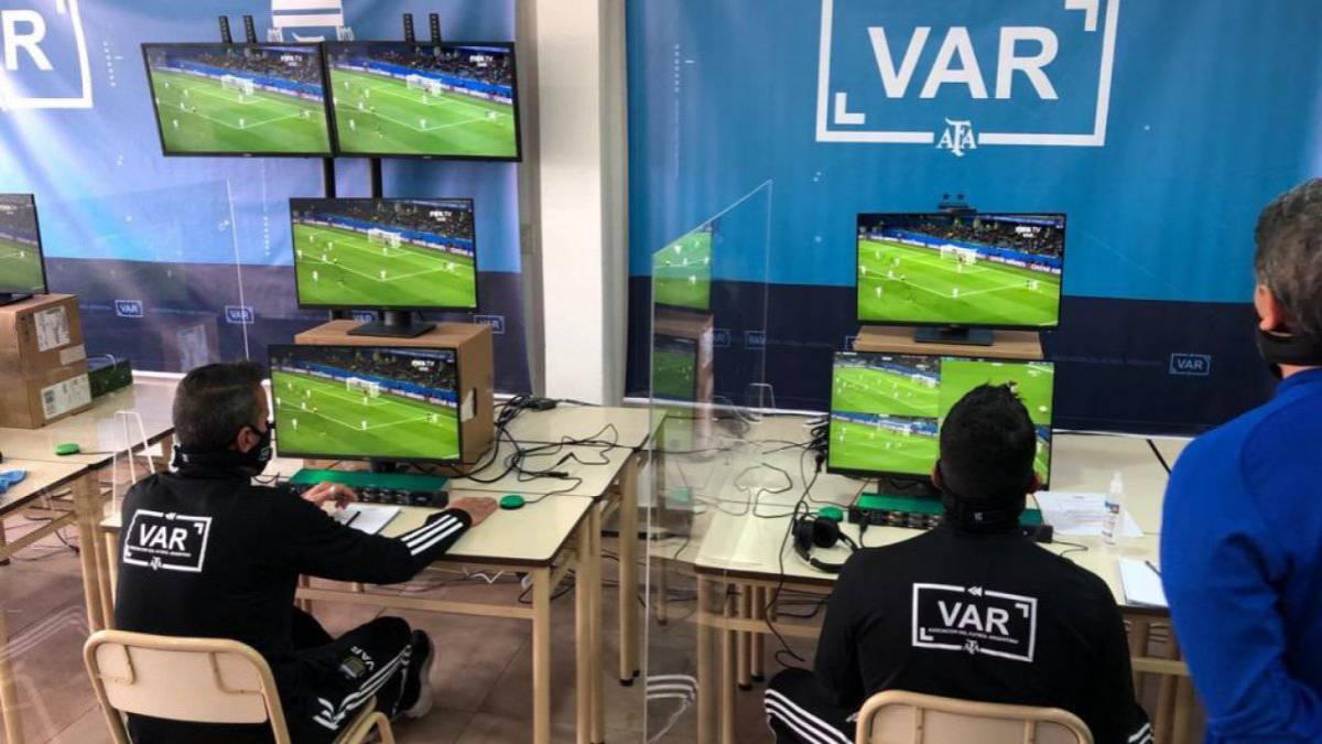 El VAR hace su debut en el fútbol argentino: Entérate cuándo se implementa